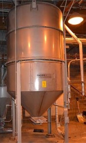 1500 gallon Stainless Steel Tank, vertical on legs