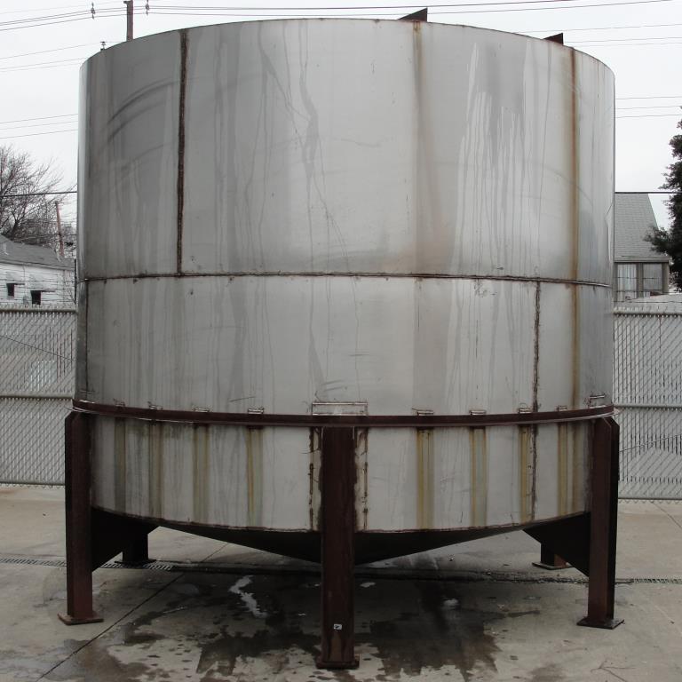 5500 gallon Stainless Steel Vertical Tank.