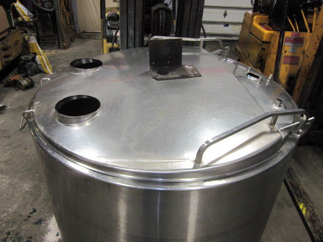 300 gallon Stainless Steel Vertical Tank with cover