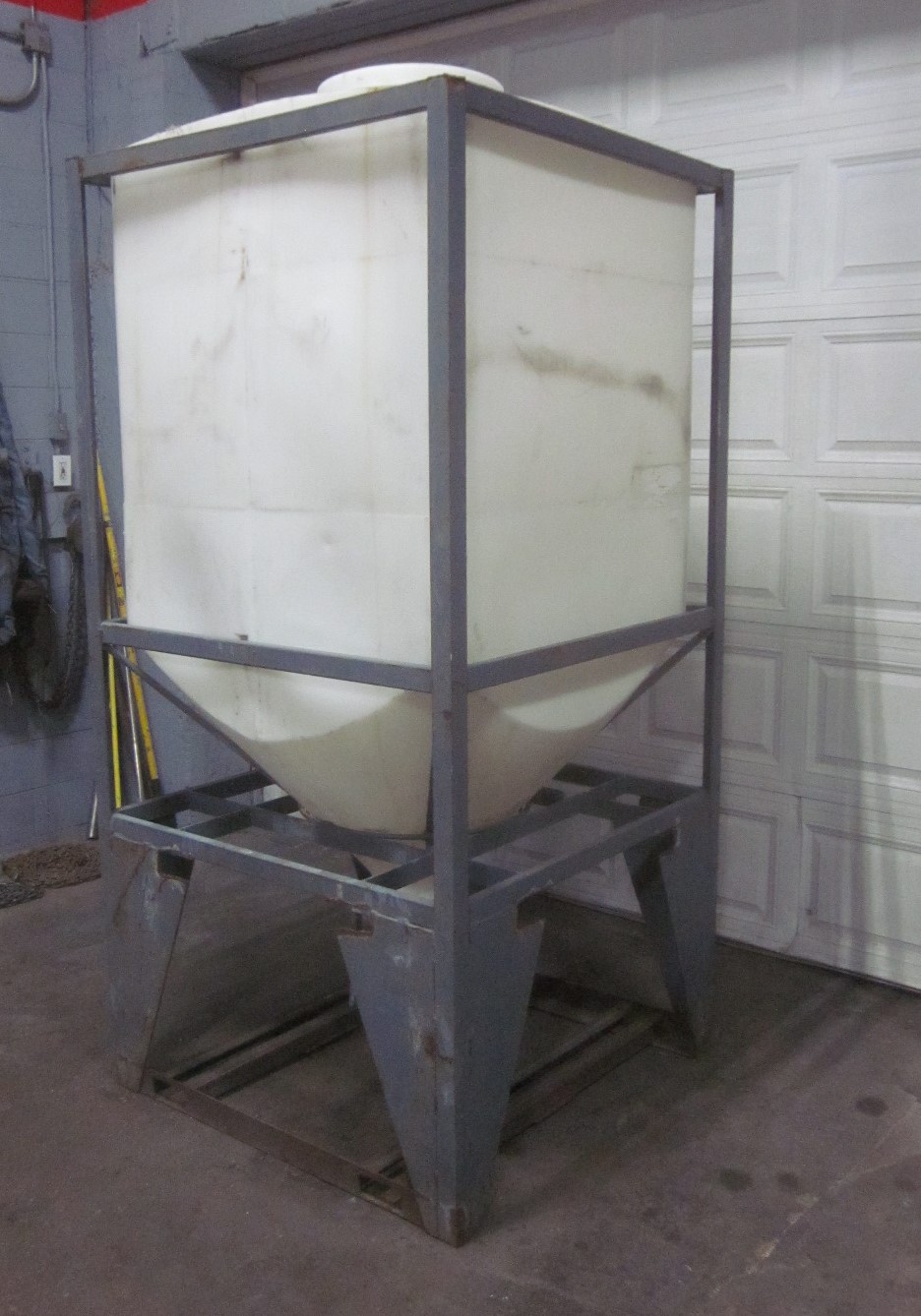 Poly Hopper with steel housing