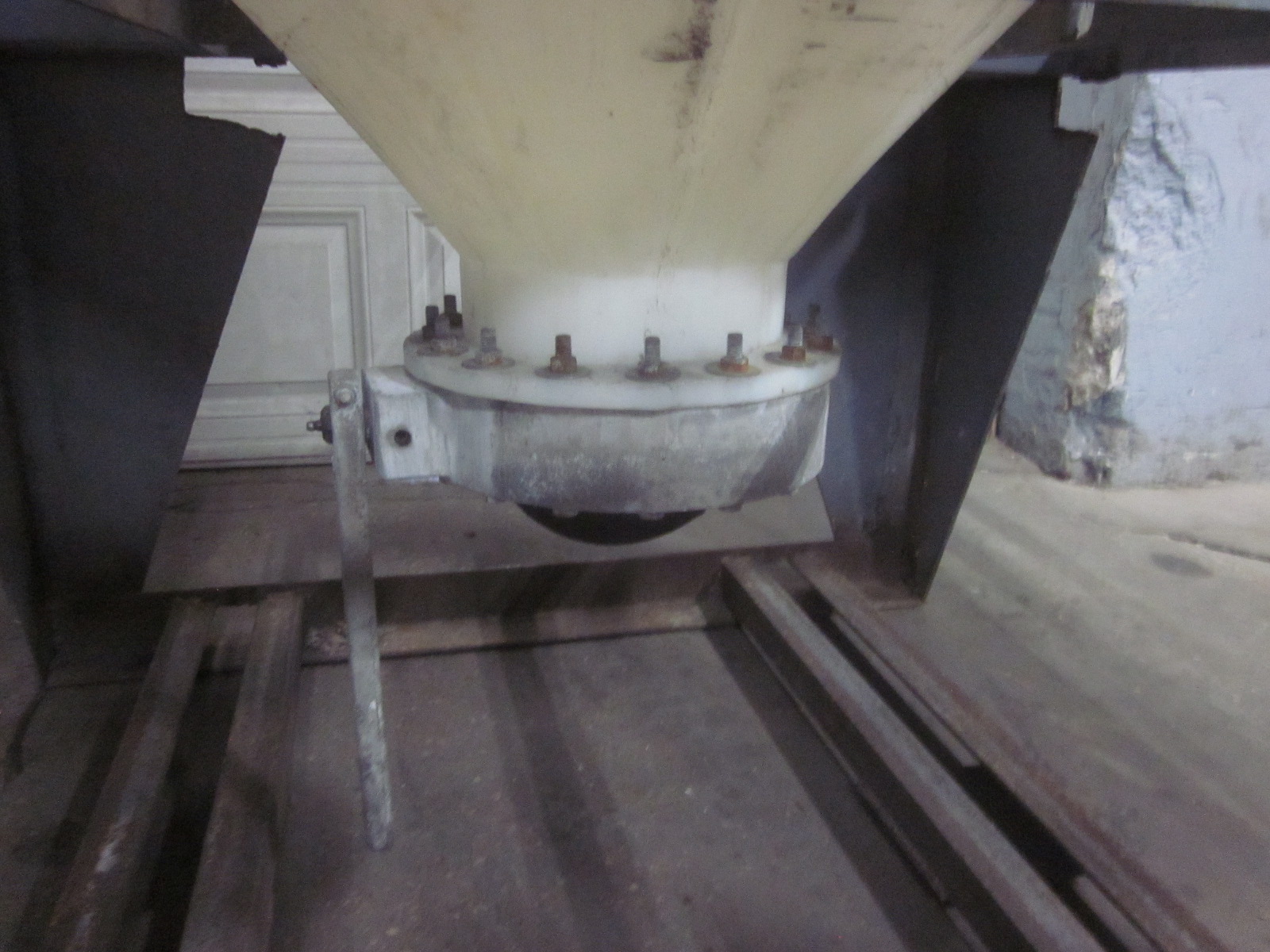 Poly Hopper with steel housing