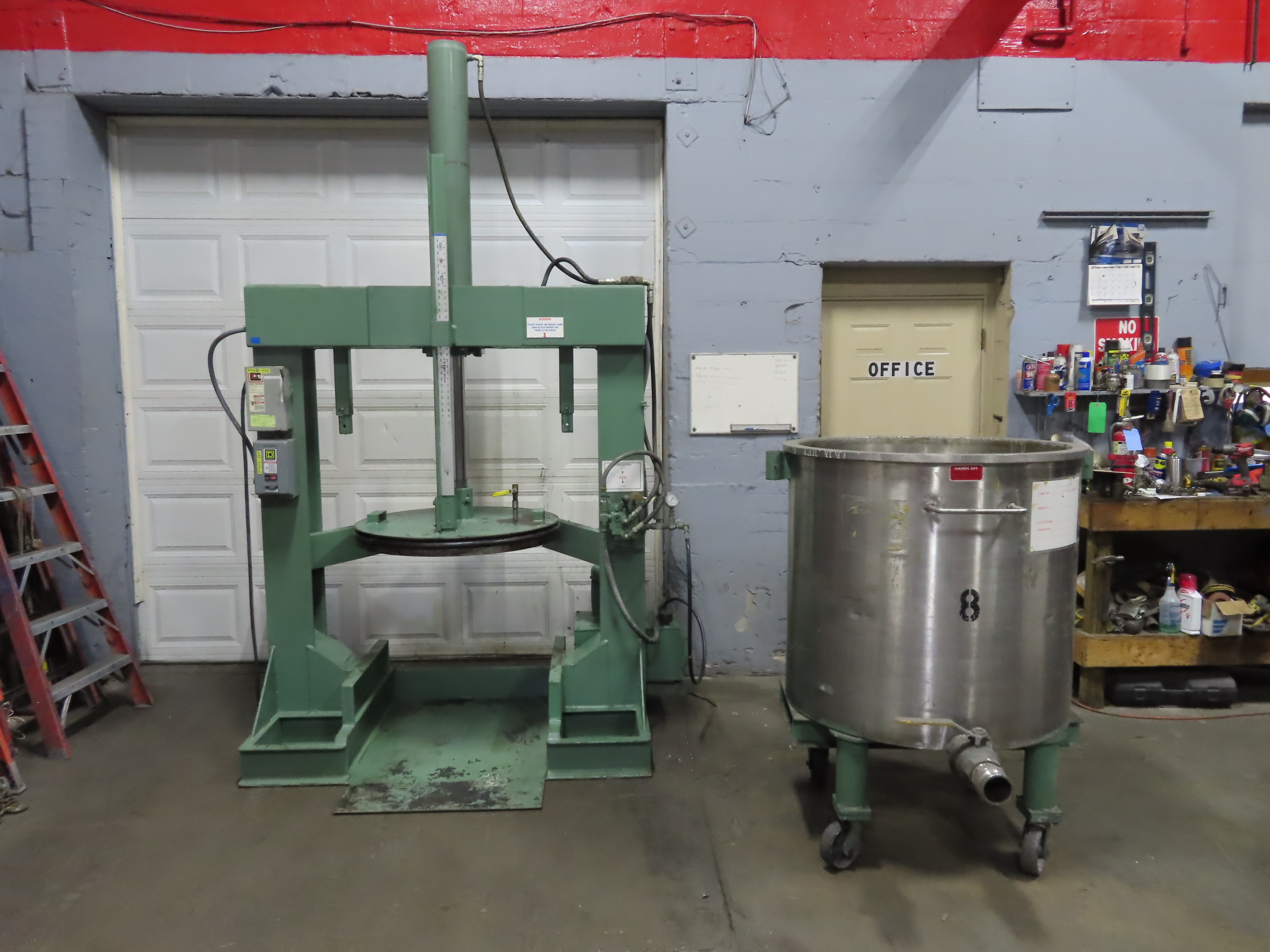 Myers Engineering 150 gallon Hydraulic Ram Tank Discharge Press Out