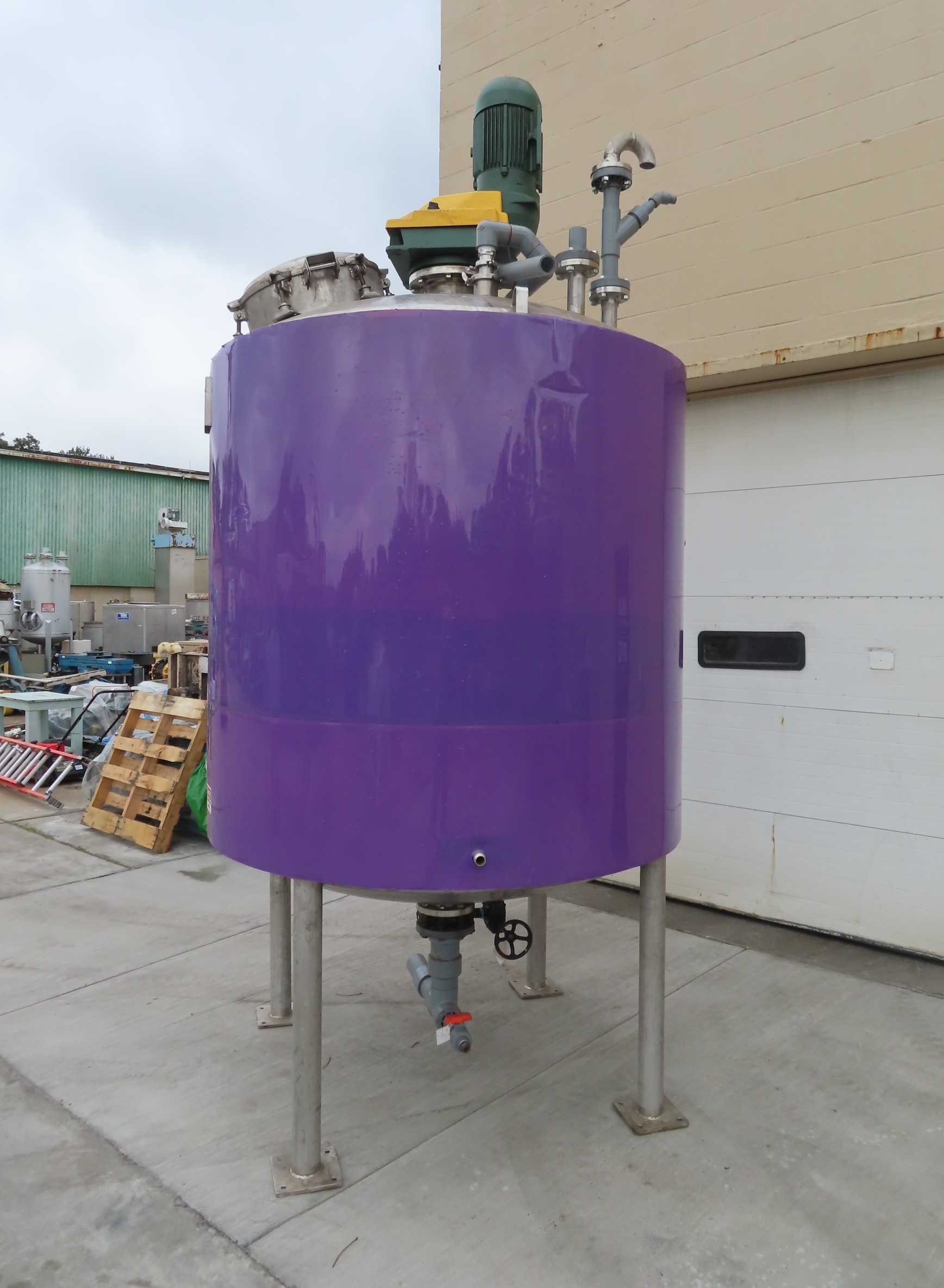 1000 gallon Mueller Jacketed Stainless Steel Tank with 10 HP Lightnin Mixer