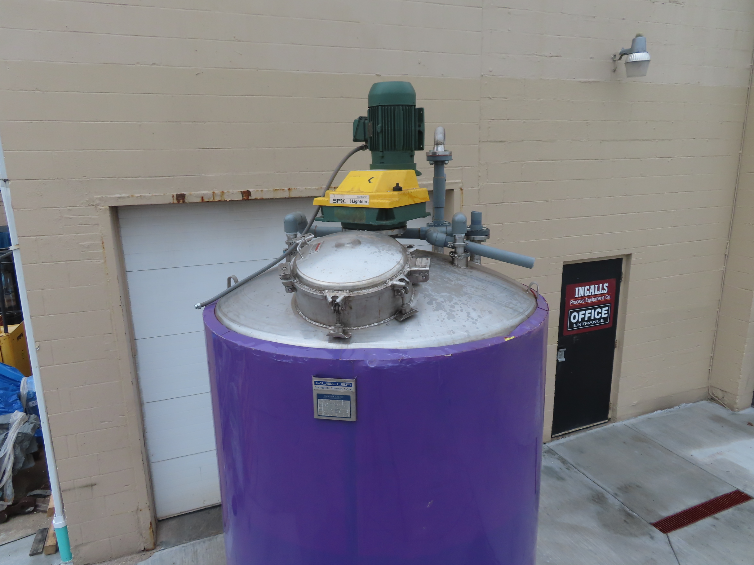 1000 gallon Mueller Jacketed Stainless Steel Tank with 10 HP Lightnin Mixer