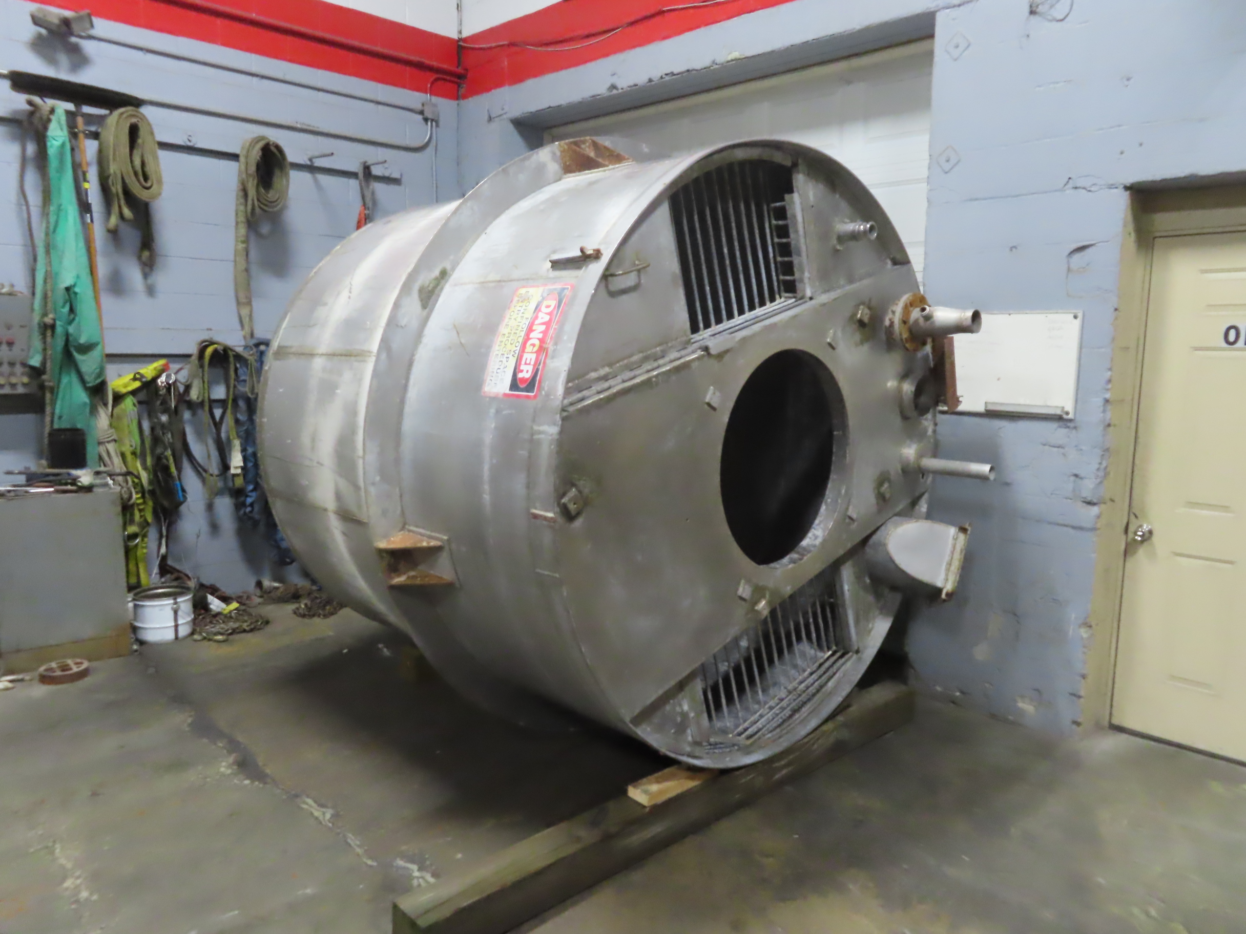 1,700 gallon Stainless Steel Mix Tank with Dish Bottom