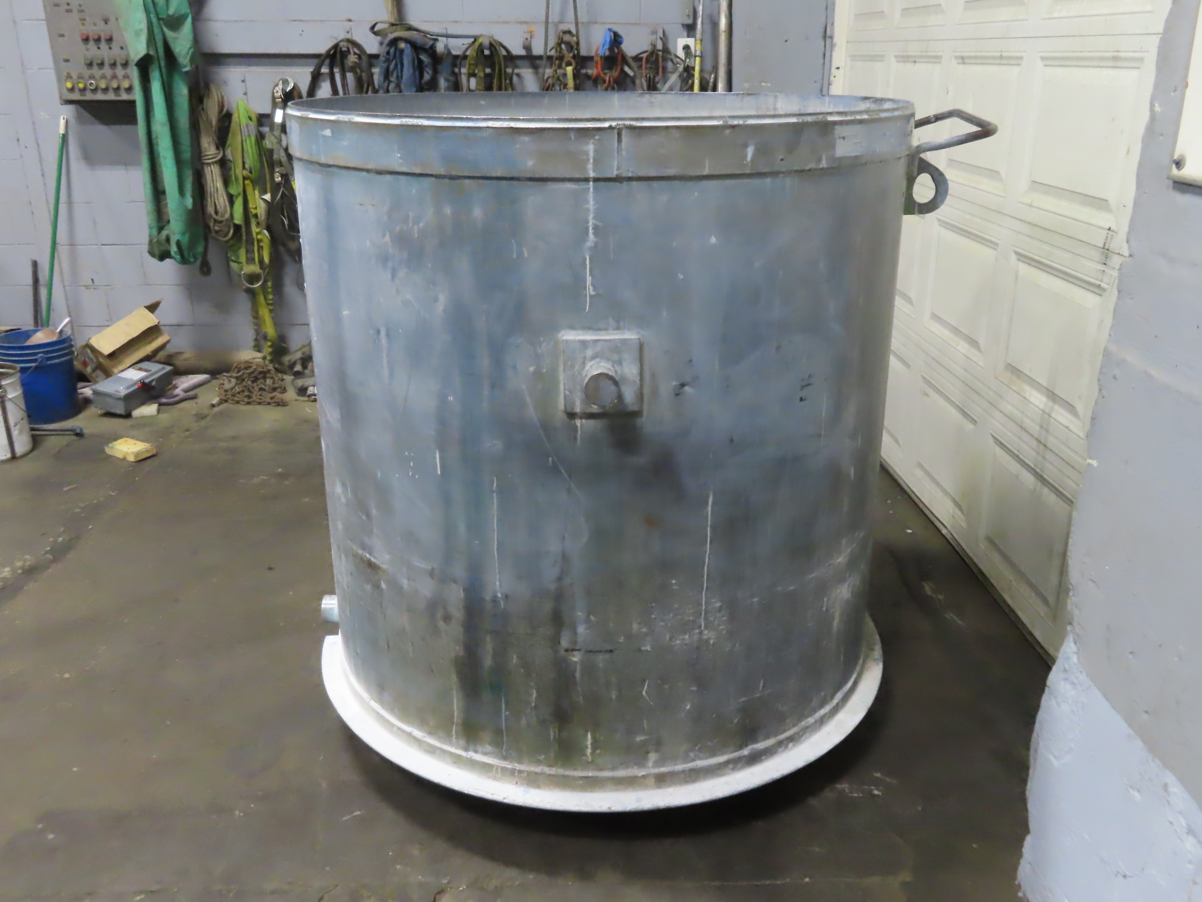 400 gallon Tank, on casters