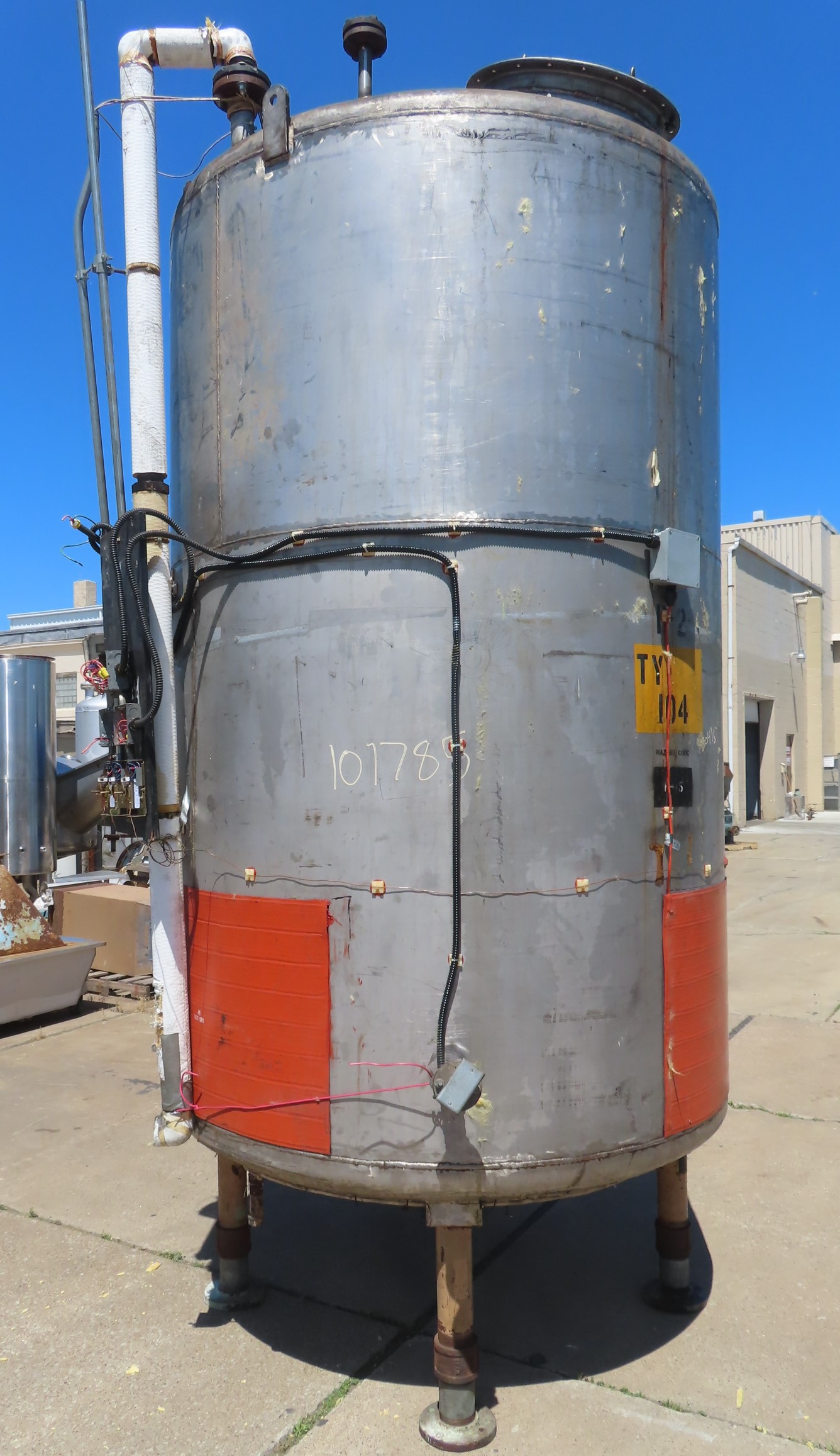 1500 gallon Stainless Steel, Jacketed, Dish Bottom and Top Tank
