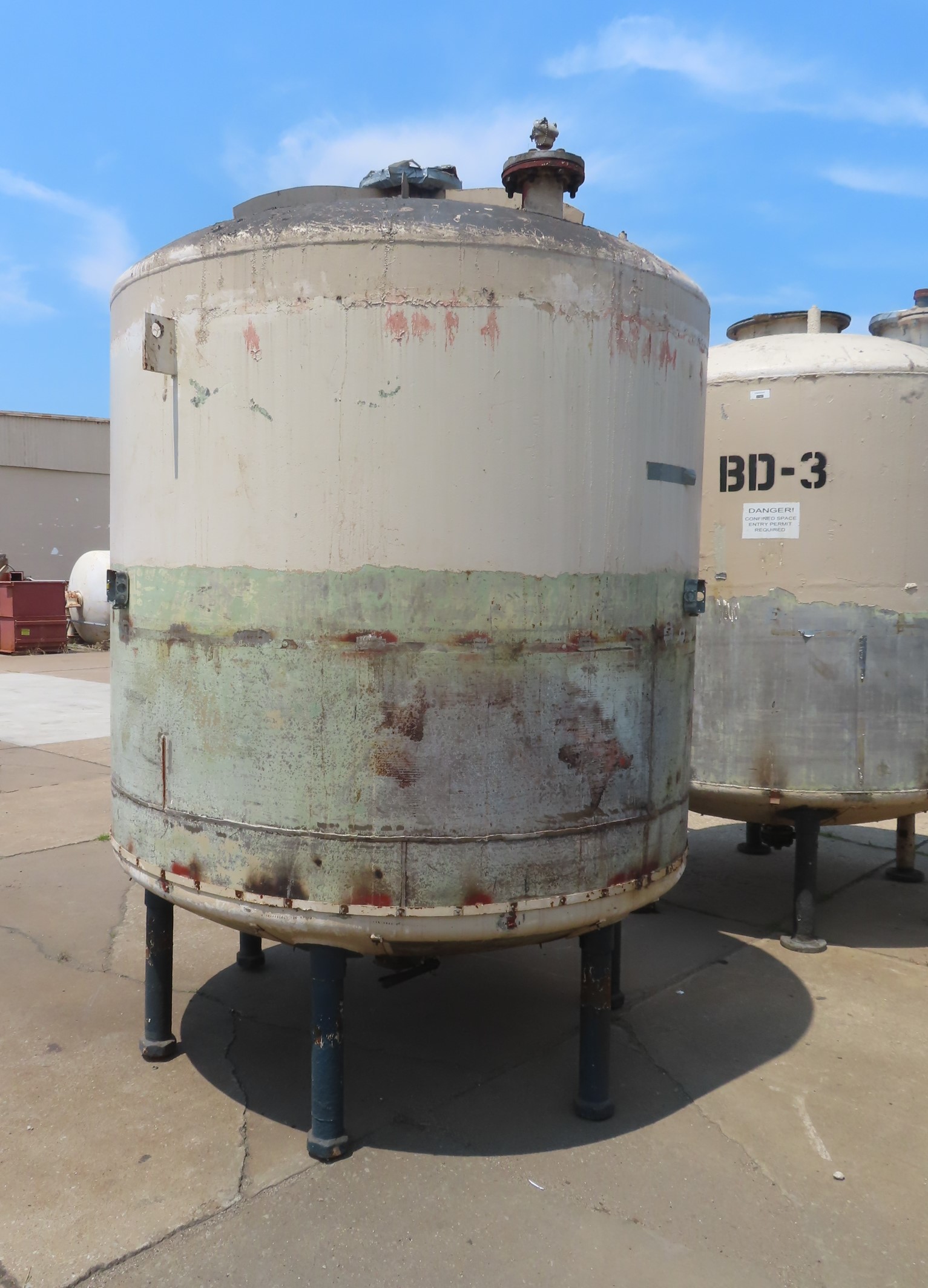 1,500 gallon Stainless Steel Closed top Tank, dish bottom on legs